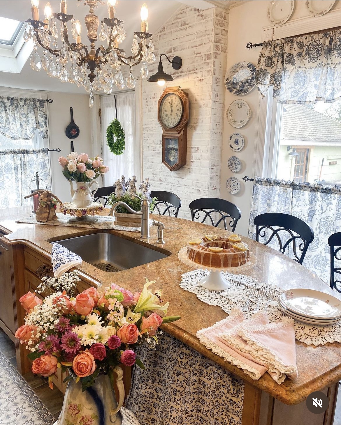 40+ Vintage Home Decor Ideas + Antique House Decor